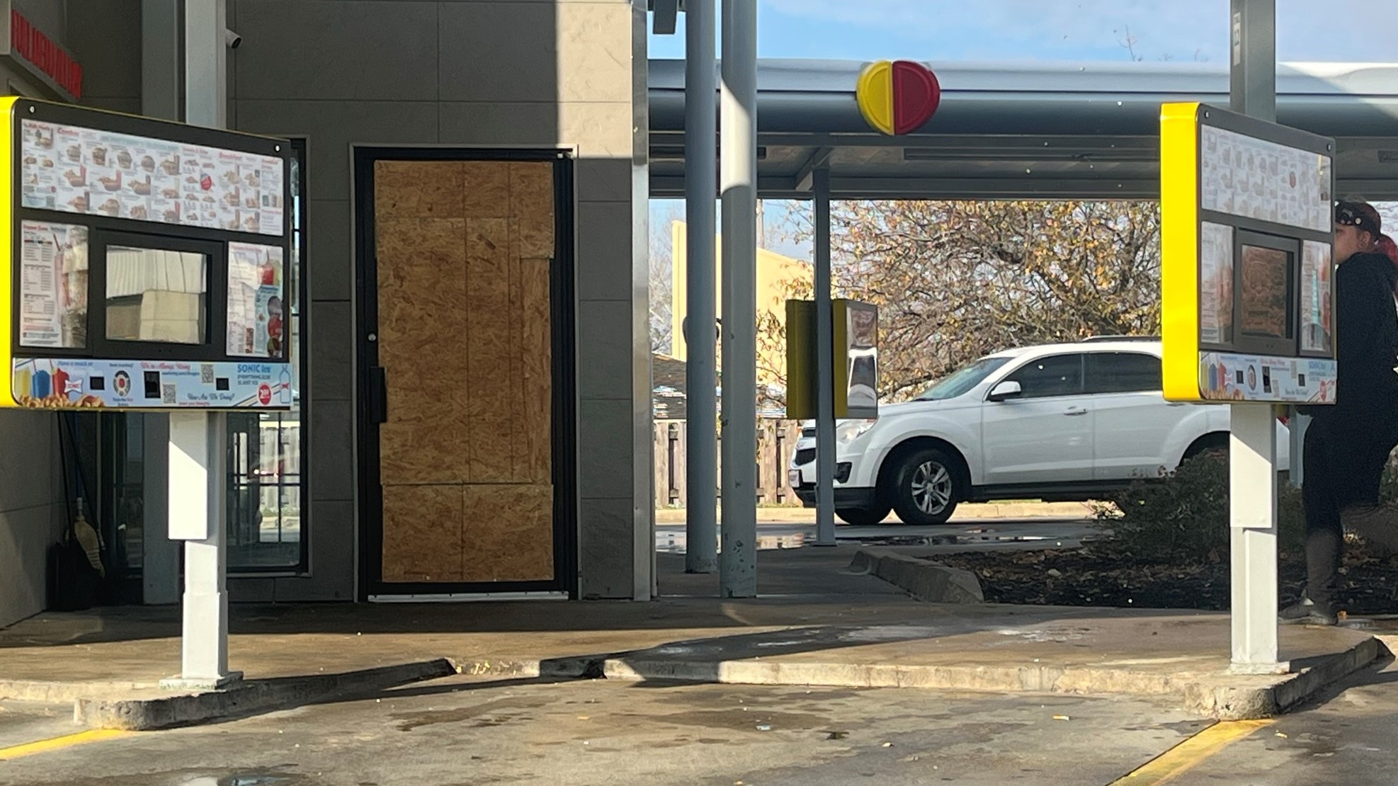 Driver loses control, hits Sonic building, drives through playground ...